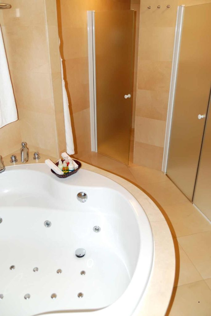 15 Bathroom Jacuzzi Ideas – casa4everyone.com